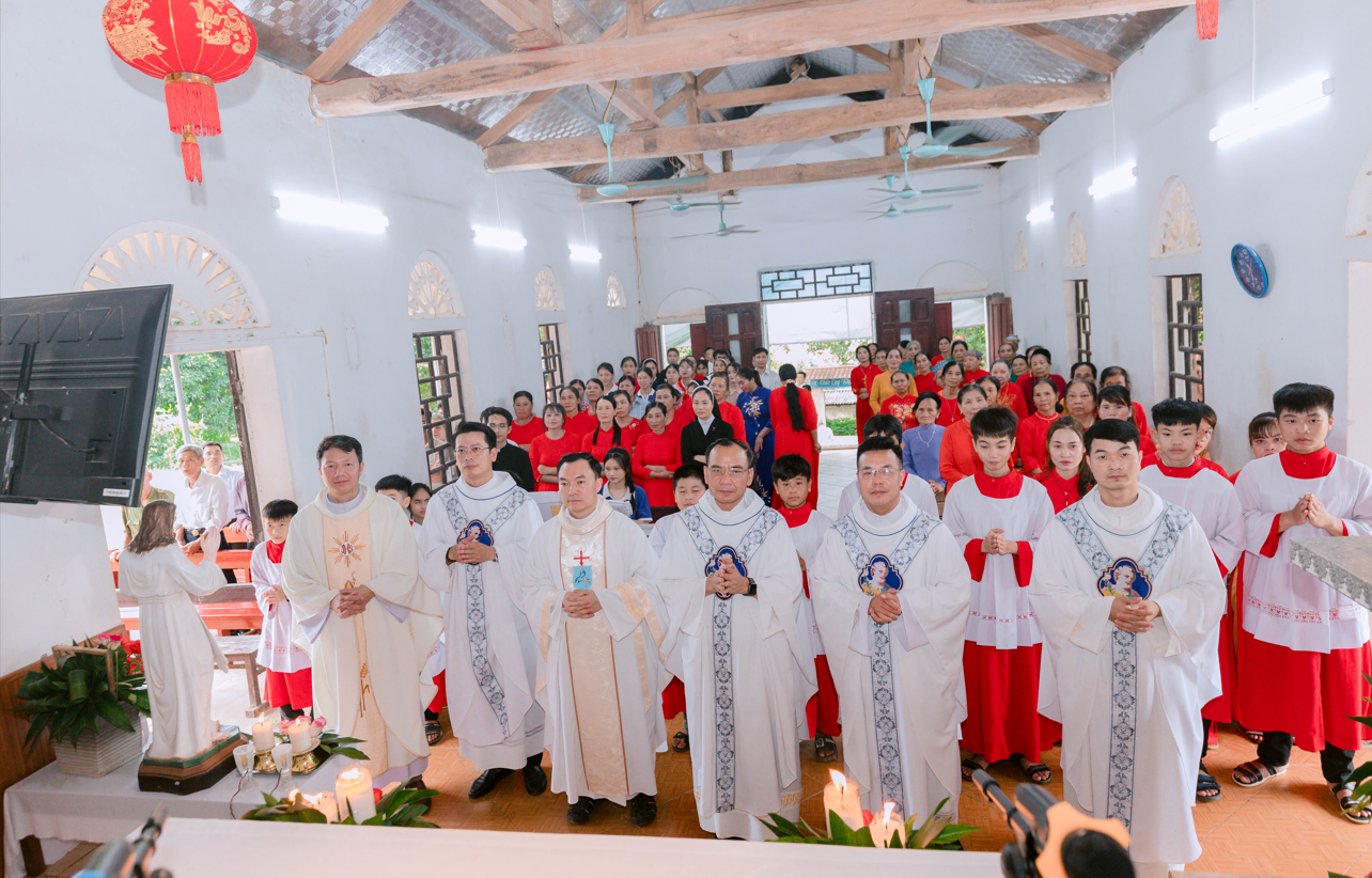 Giáo Họ Cự Lý - Giáo Xứ Dương Giao: Thánh Lễ Tạ Ơn Bế Mạc Tuần Chầu Lượt. | Giáo Phận Thanh Hóa